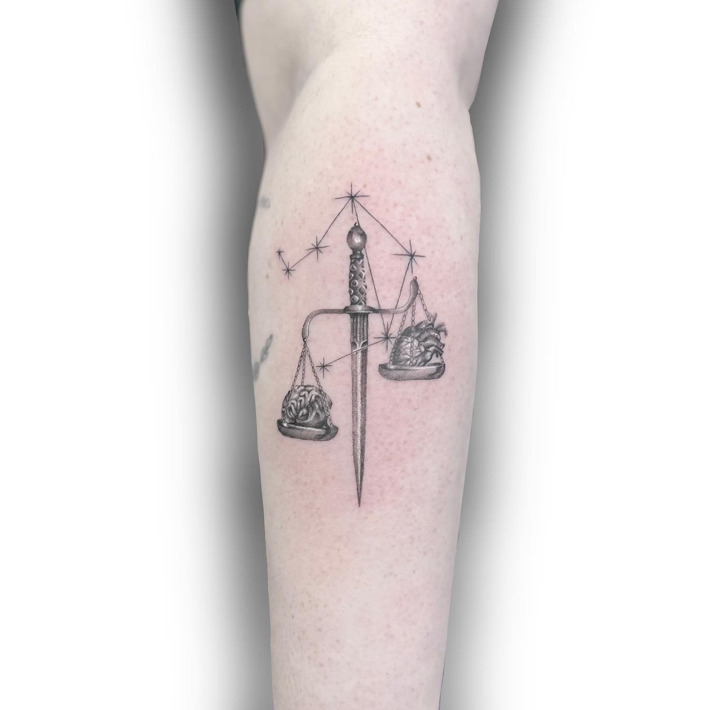 Tattoo mit dem Tierkreiszeichen Waage: Symbolik, optimale Platzierung ...