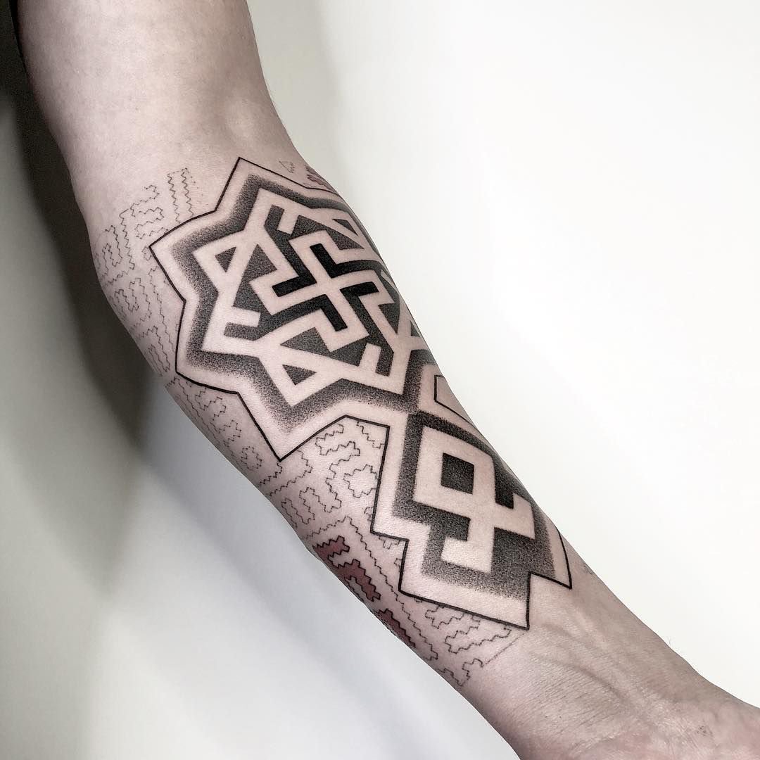 27+ schöne Kolovrat Tattoos für Männer und Frauen: Bedeutung & Vorlagen ...