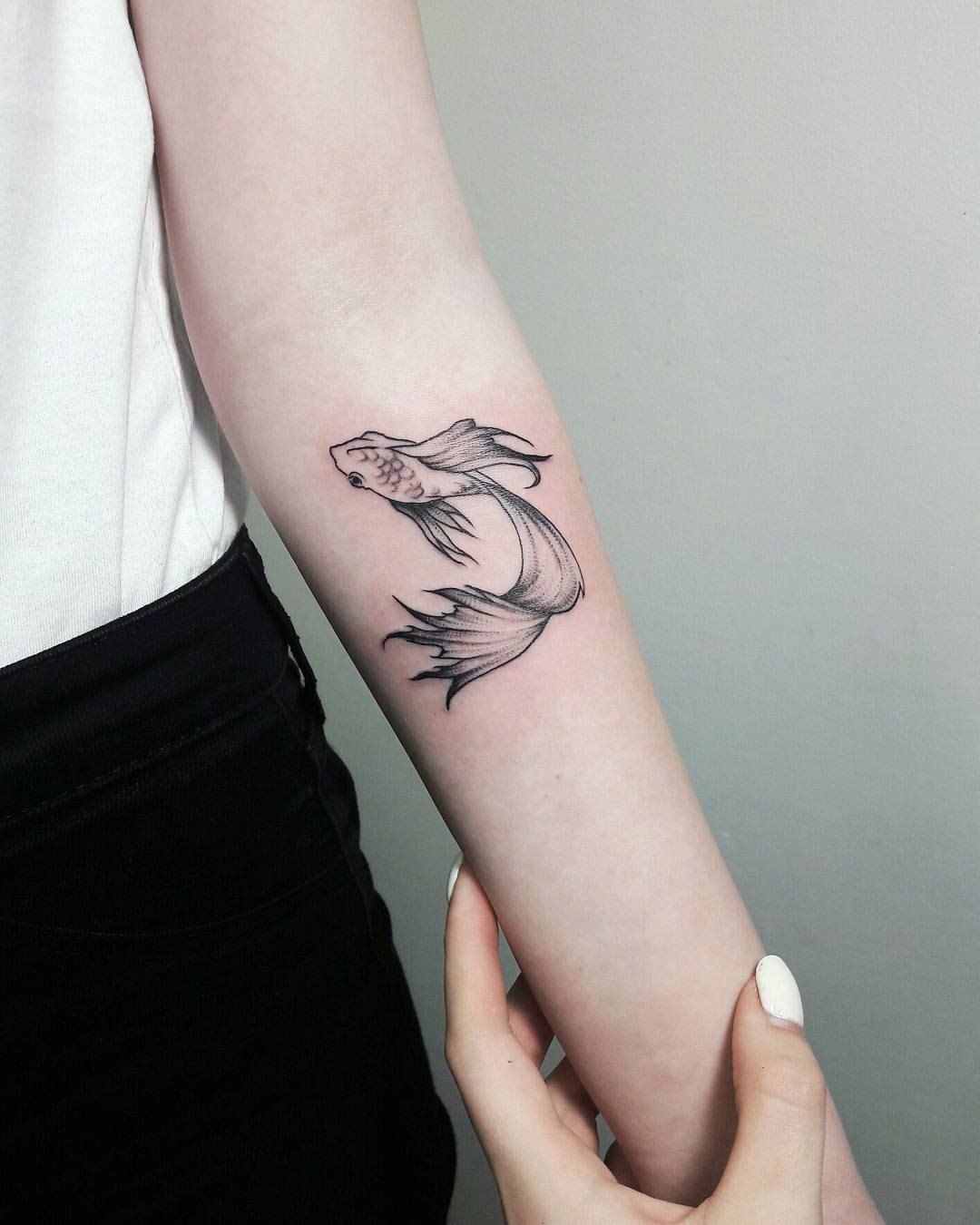 27+ Schöne Fische Tattoos für Männer und Frauen: Bedeutung & Vorlagen ...