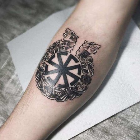 27+ schöne Kolovrat Tattoos für Männer und Frauen: Bedeutung & Vorlagen ...