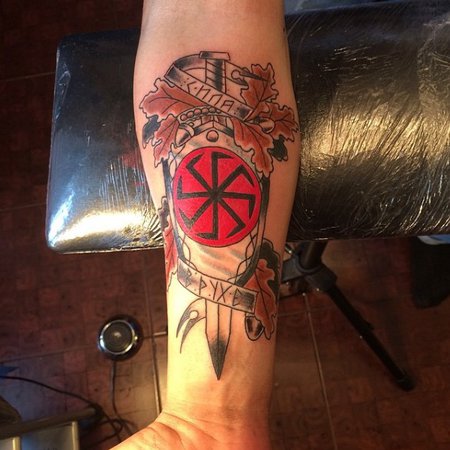 27+ schöne Kolovrat Tattoos für Männer und Frauen: Bedeutung & Vorlagen ...