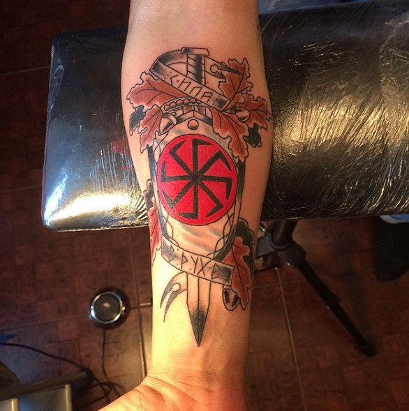 27+ schöne Kolovrat Tattoos für Männer und Frauen: Bedeutung & Vorlagen ...