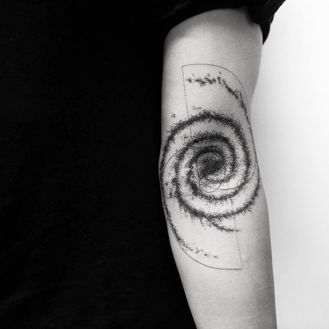 27+ Schöne Spirale Tattoos für Männer und Frauen: Bedeutung & Vorlagen ...
