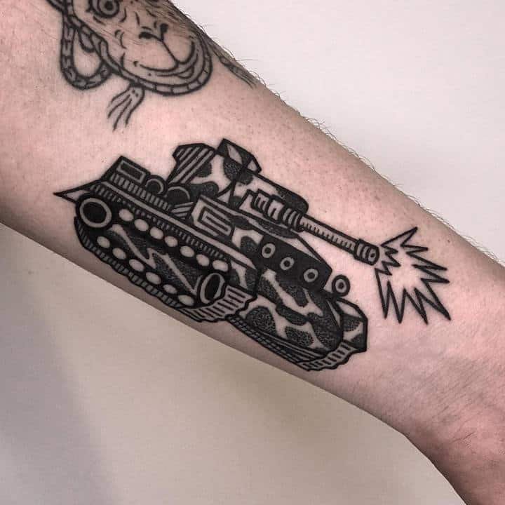27+ Panzer Tattoo-Ideen: Vorlagen & Bedeutung & Für Männer und Frauen ...