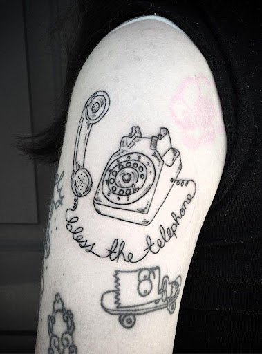 25+ Beste Telefon Tattoo-Designs für Männer und Frauen: Bedeutung ...