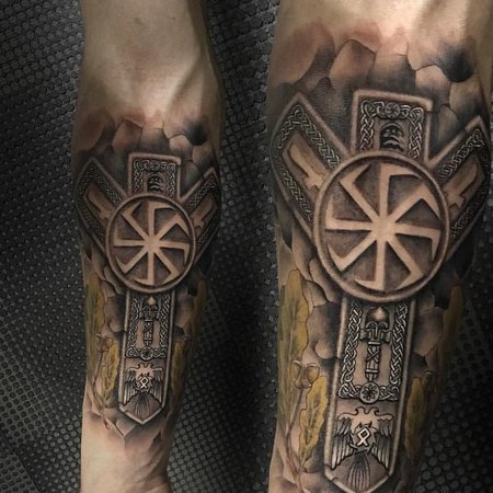 27+ schöne Kolovrat Tattoos für Männer und Frauen: Bedeutung & Vorlagen ...